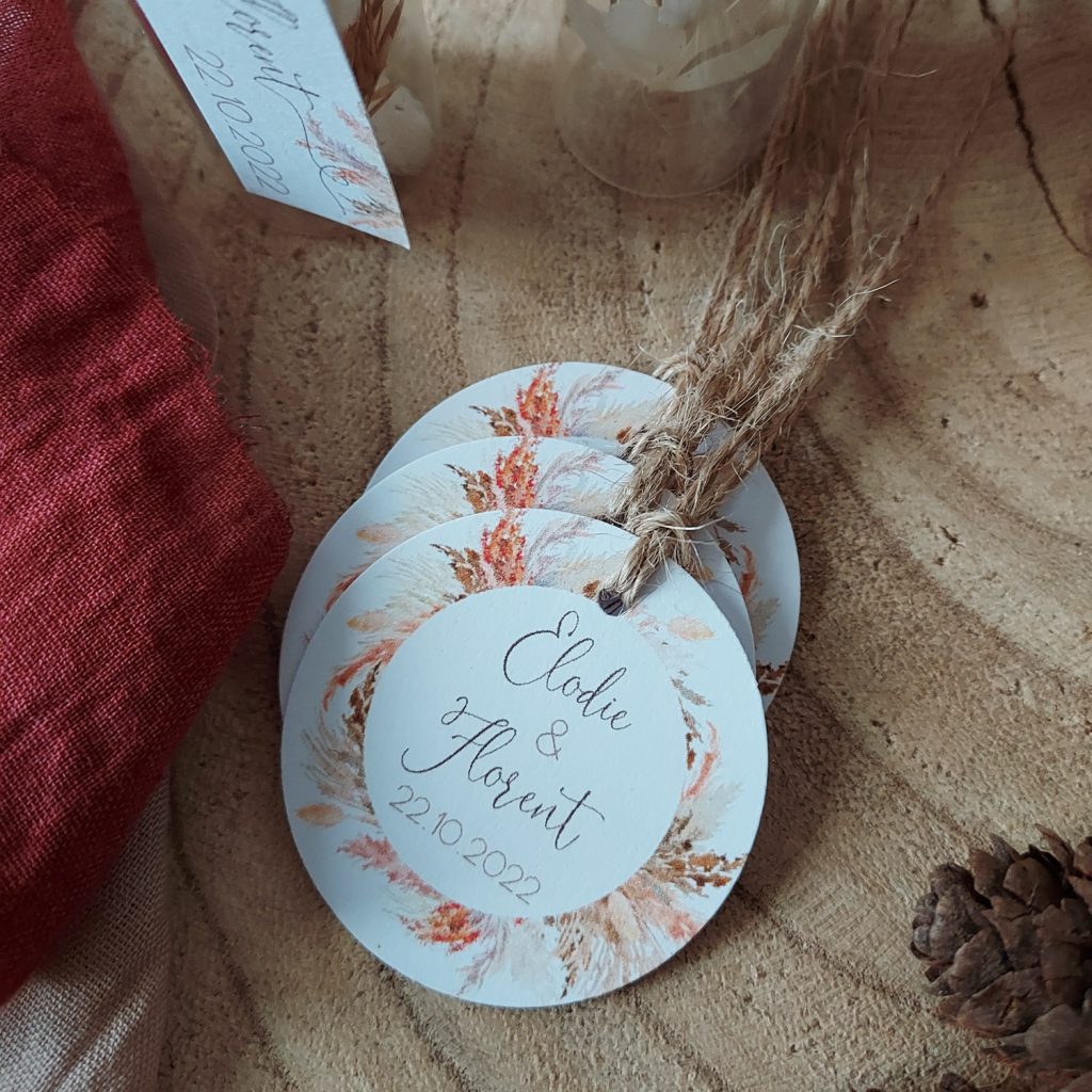 Etiquettes cartonnées rondes mariage thème bohème.