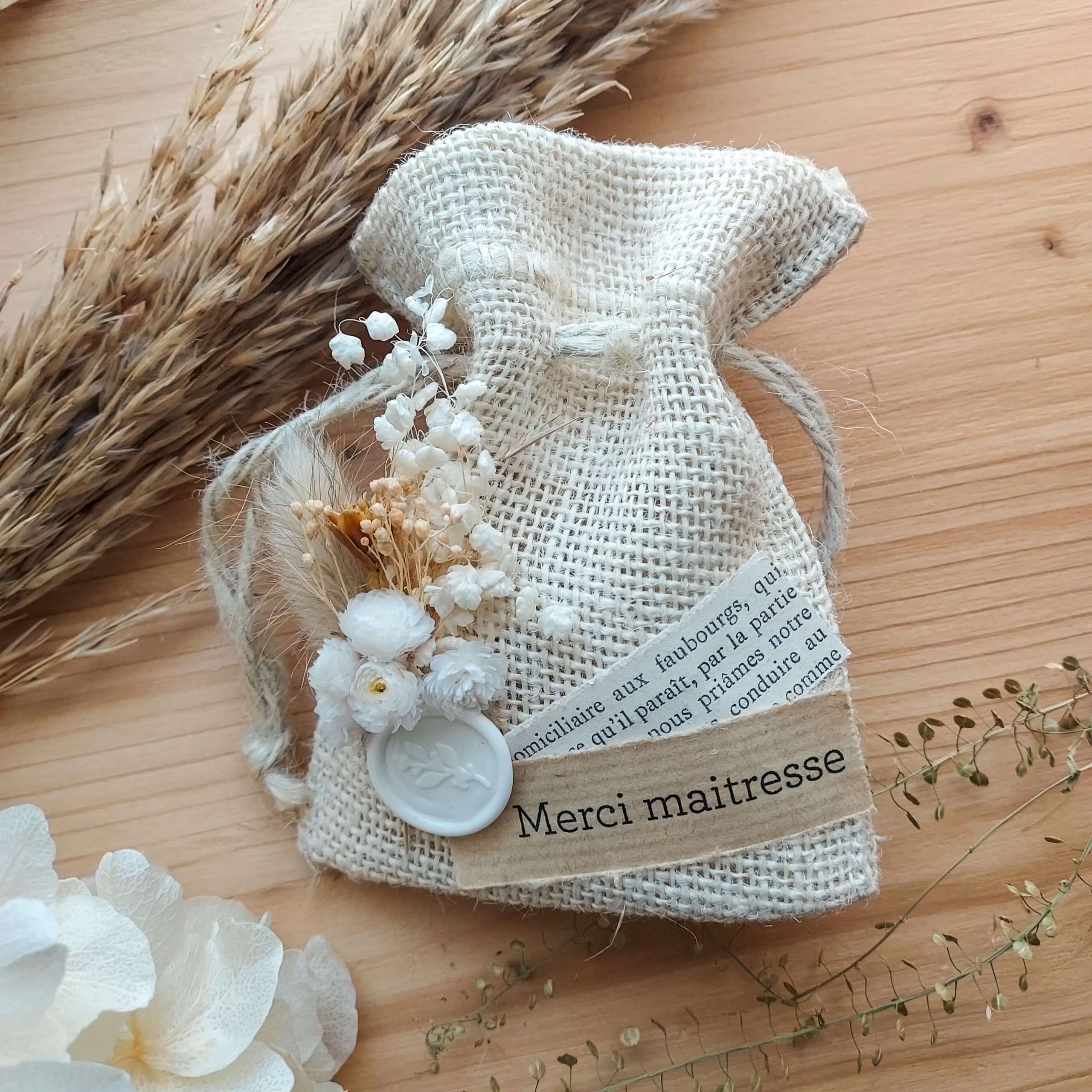 Pochon fleuri, en jute et seau de cire